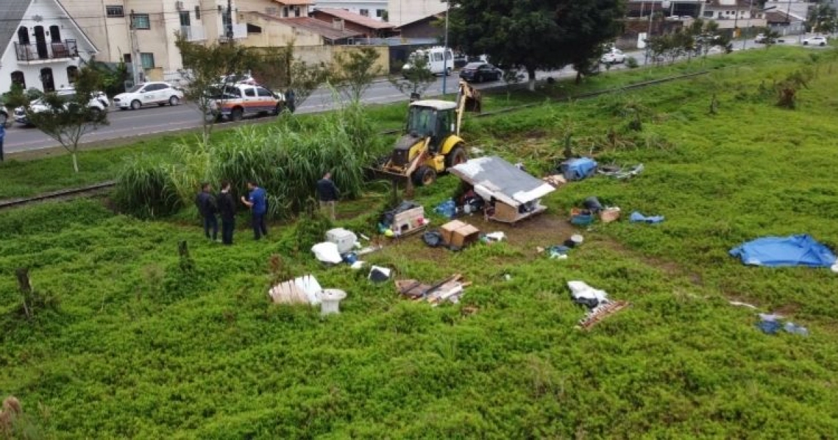 Homem em situação de rua é retirado de área de risco [...]